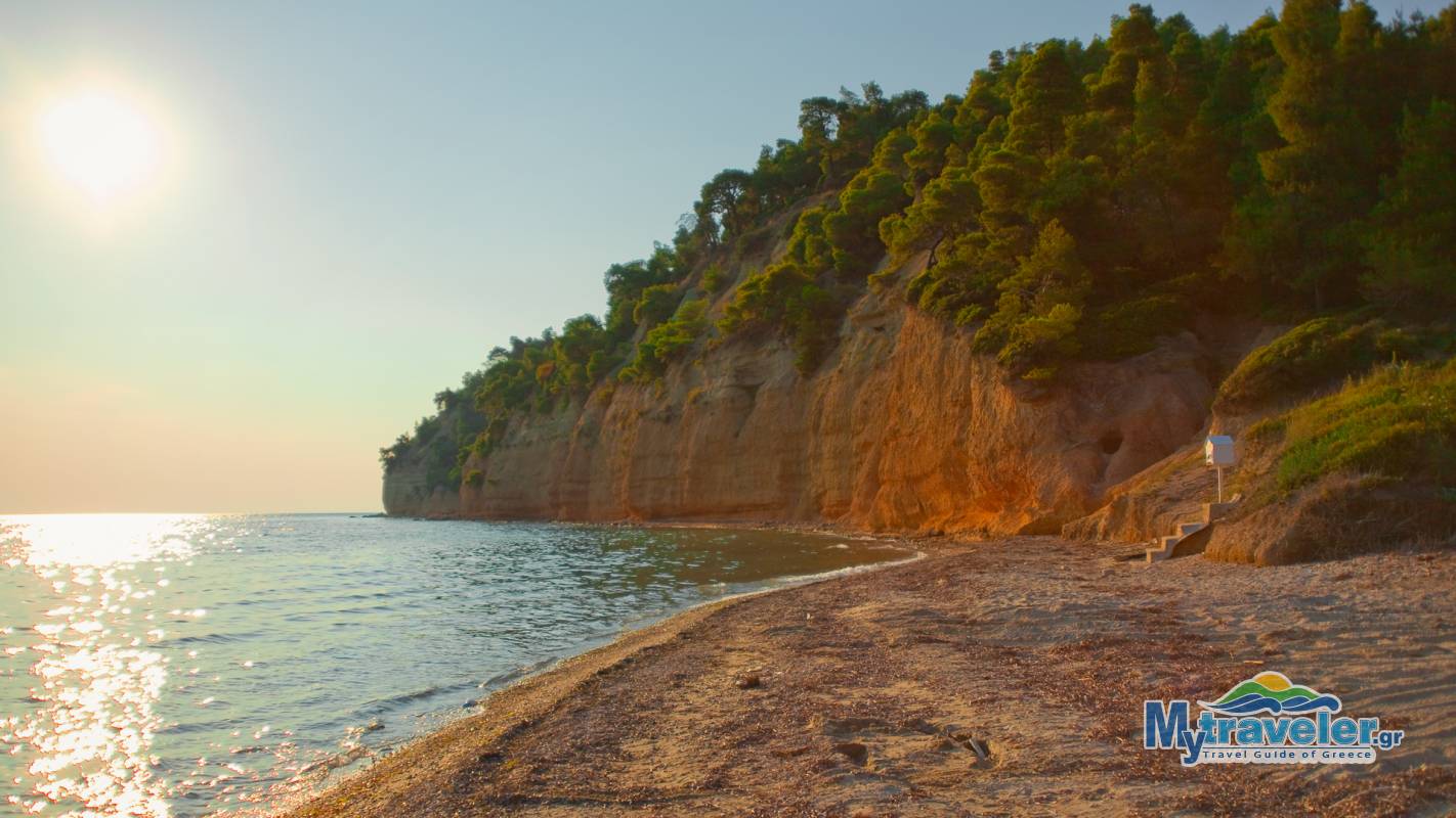 Ερημική παραλία κοντά στη Σάνη - Κασσάνδρα - MyTraveler.gr
