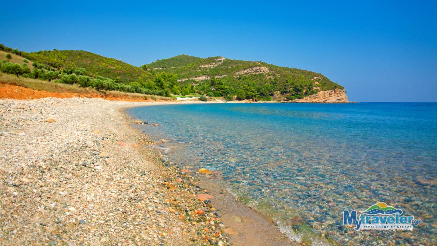 Ερημική παραλία στα Λουτρά Αγίας Παρασκευής - Κασσάνδρα - MyTraveler.gr