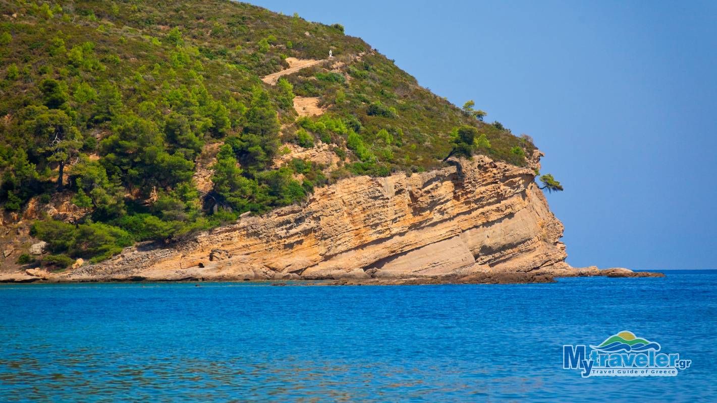 Ερημική παραλία στα Λουτρά Αγίας Παρασκευής - Κασσάνδρα - MyTraveler.gr